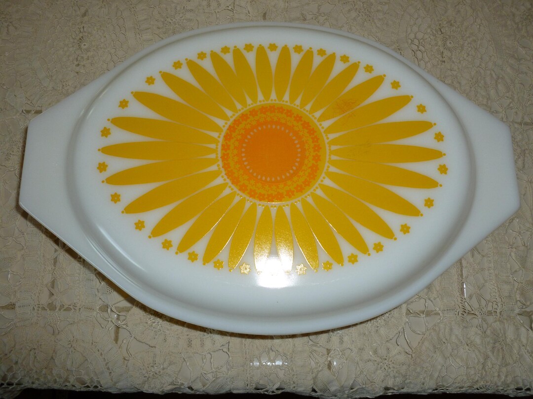 A Cheerful Vintage pyrex Sunflower / Daisy Covered Casserole Dish From ...
