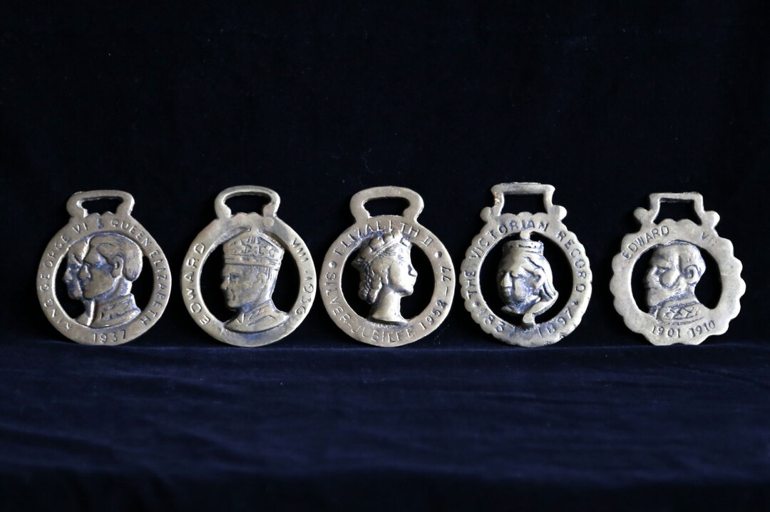 Vintage Cast Brass Commemorative Royal Themed Saddle Brass Medallions ...