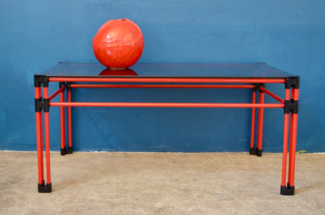 Table basse au design italien postmodern en verre fumé et métal rouge ...