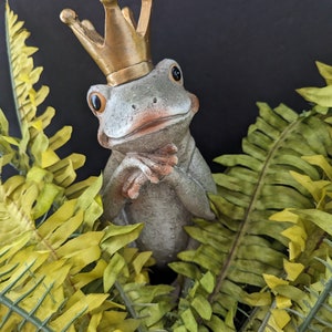 Crowned Frog Prince Figurine , Frog Garden Figurine, Frog Yard Art ...