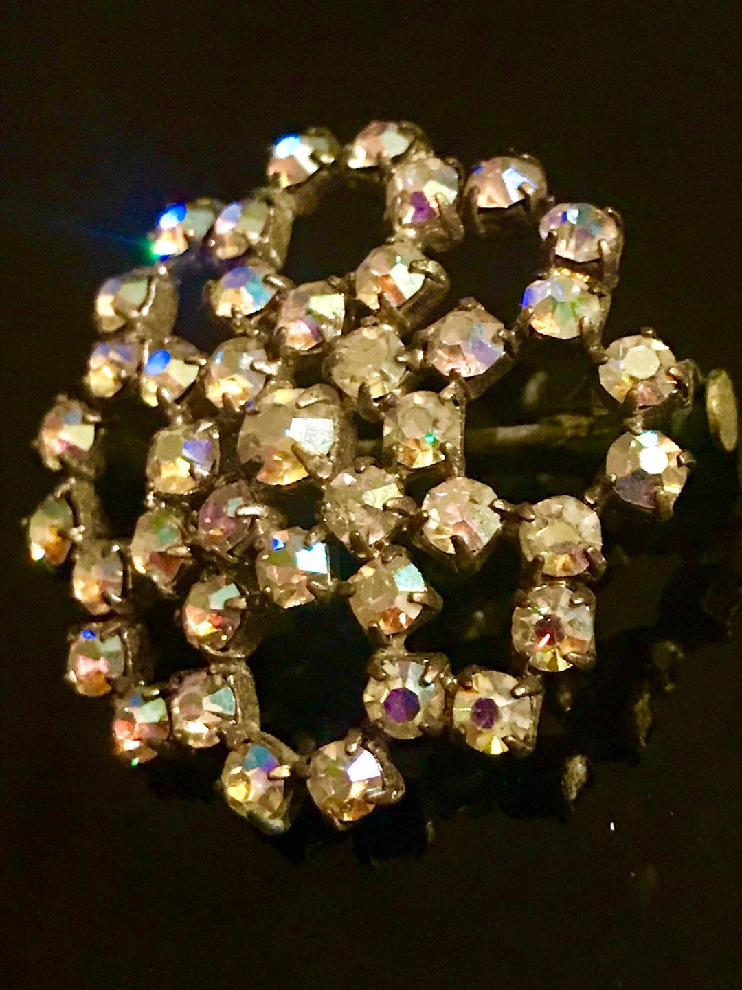 Spilla rotonda in strass iridescenti, telaio in metallo argento ...