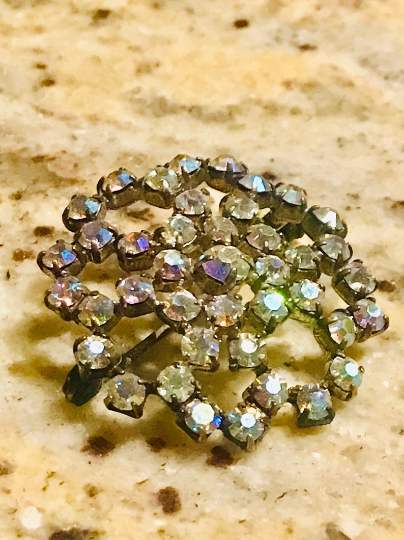 Spilla rotonda in strass iridescenti, telaio in metallo argento ...