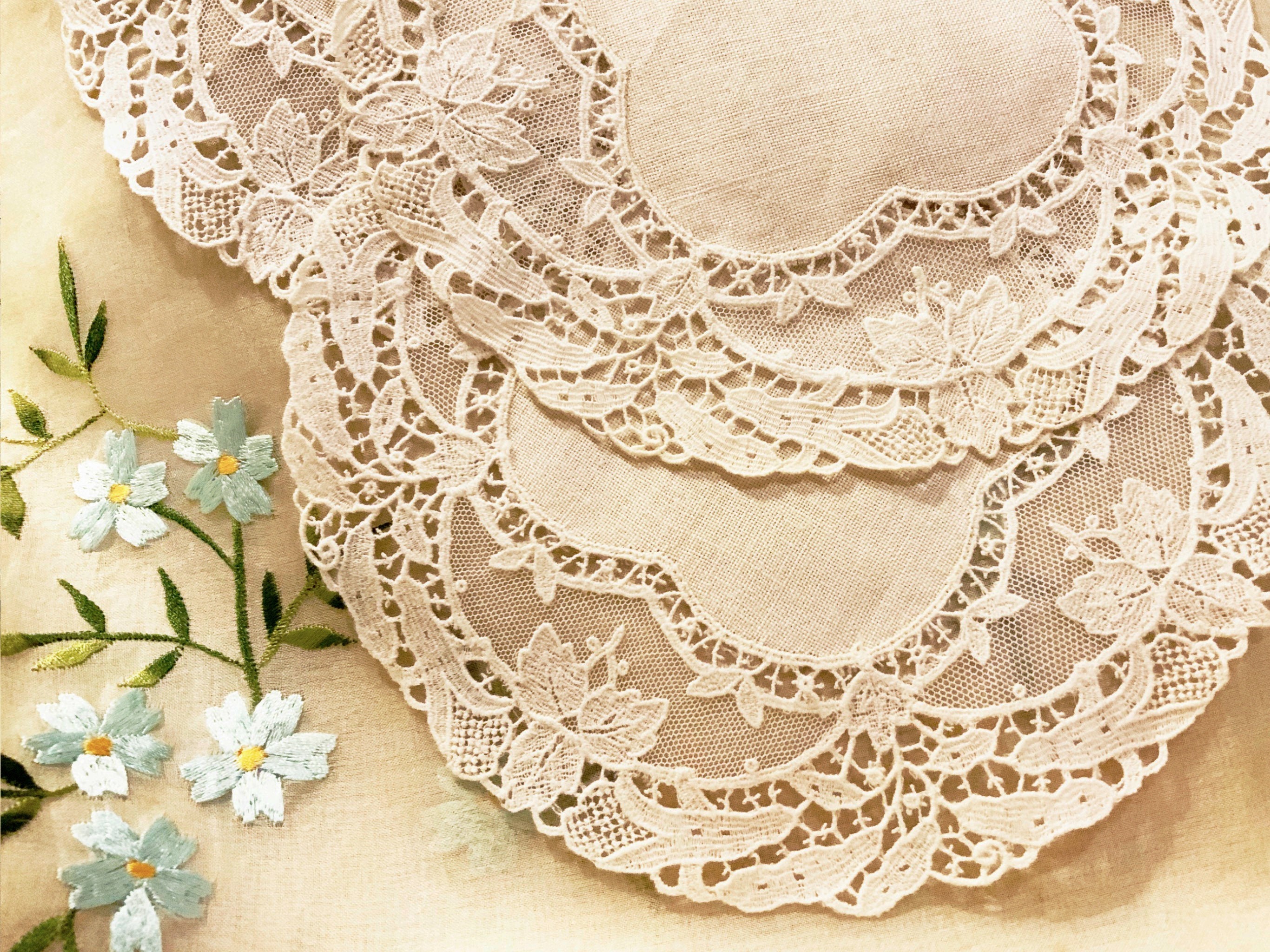Doilies Home Décor Dressing table Mat Fine Linen Centre Pretty Vintage ...