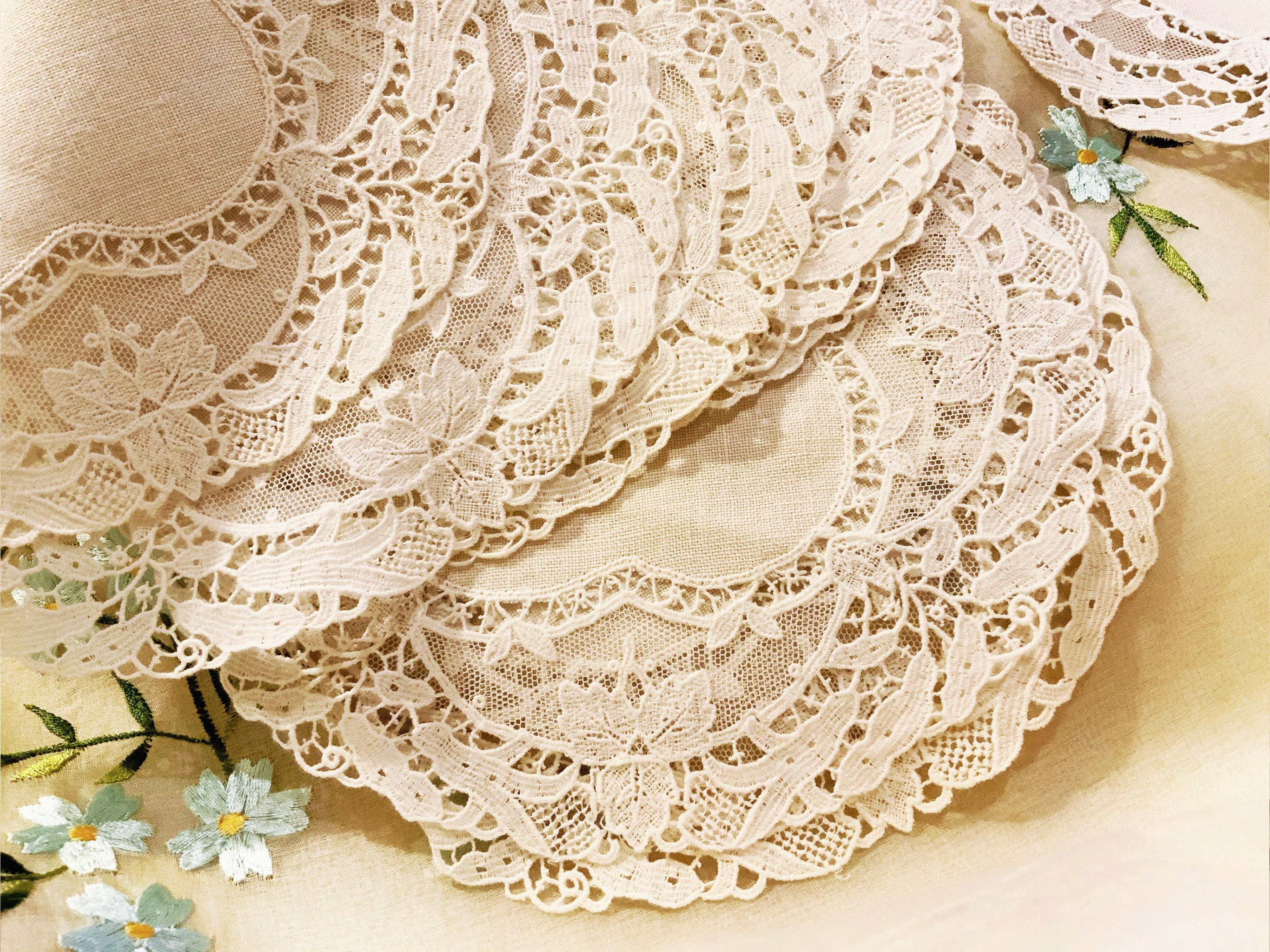 Doilies Home Décor Dressing table Mat Fine Linen Centre Pretty Vintage ...