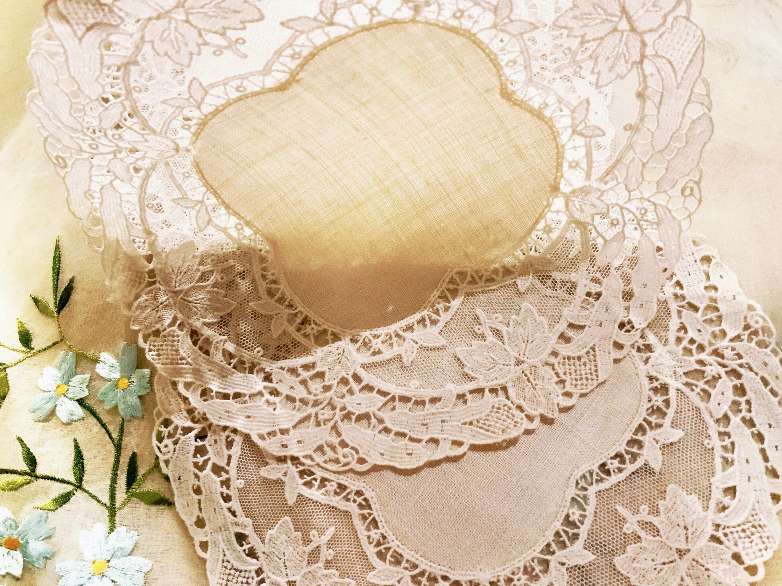 Doilies Home Décor Dressing table Mat Fine Linen Centre Pretty Vintage ...