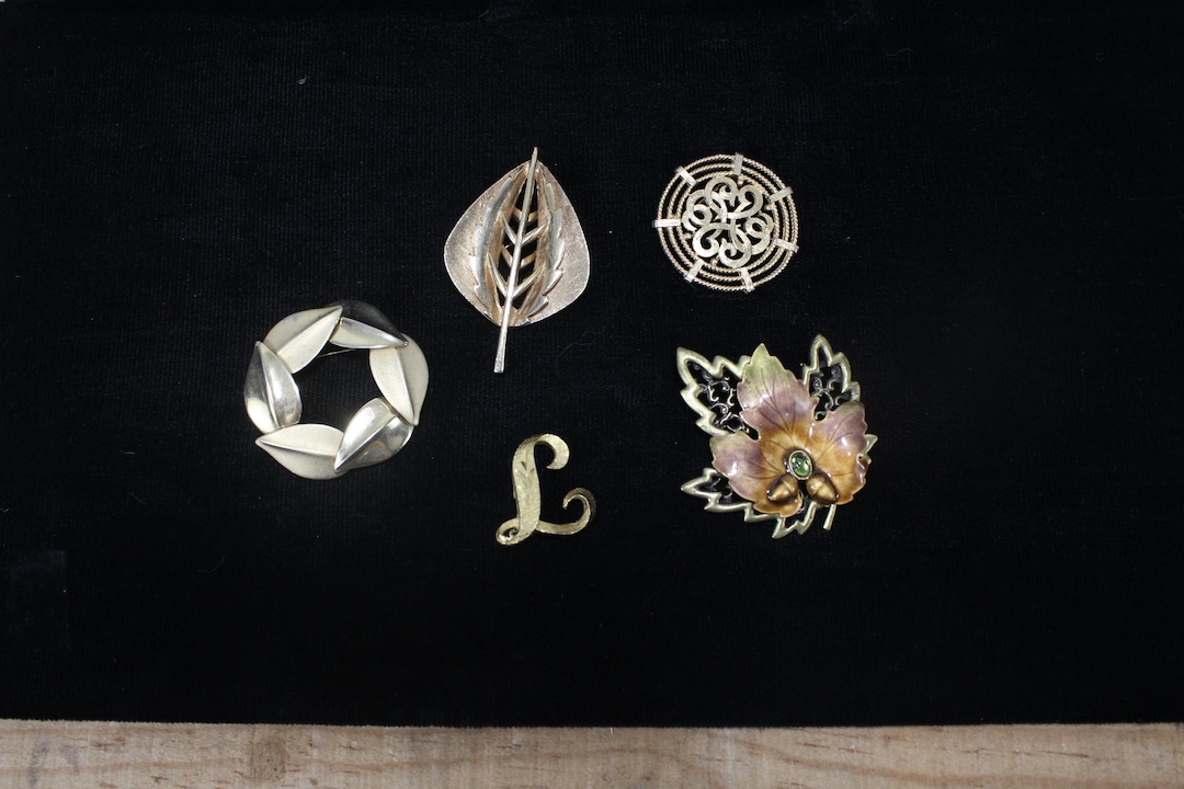Jewelry Mix - Lot of 5 Items, KC Maple Leaf Pin, Circle Leaf Pins, L ...