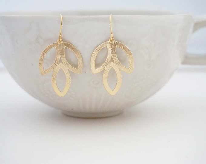 Matte Gold Leaf Textured Pendant Earrings - Etsy