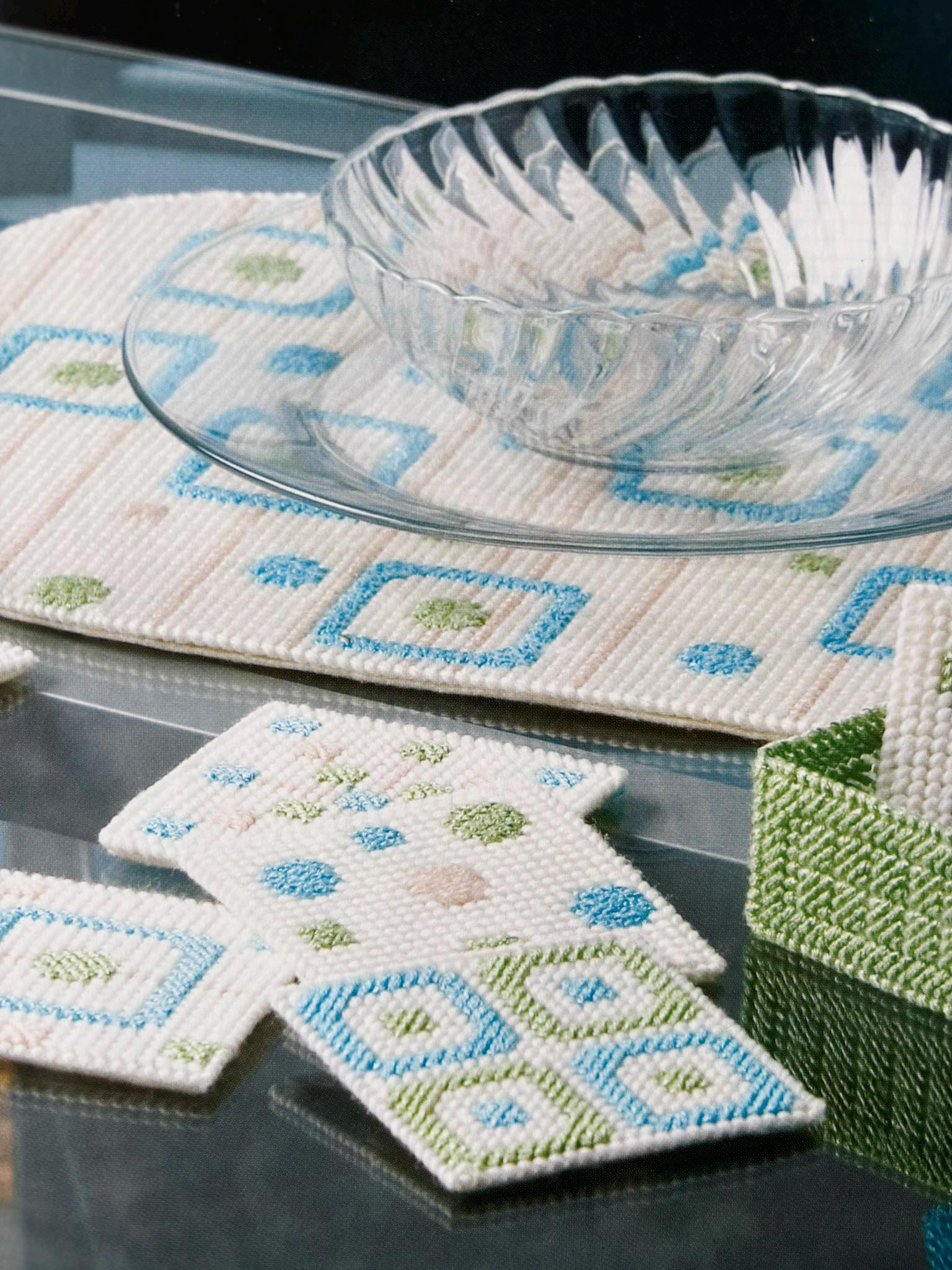Plastic Canvas Pattern in 7 Count Retro Style Placemats With Coasters ...