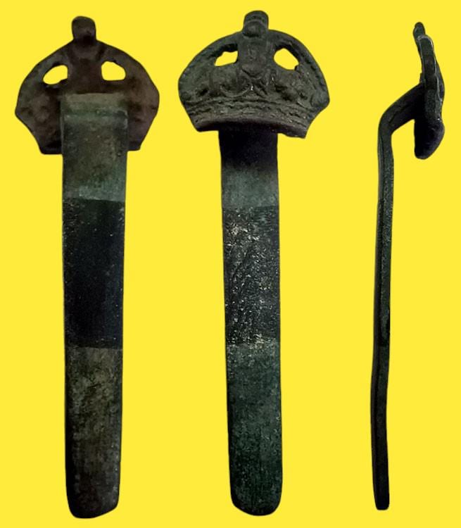 KINGS CROWN Cap Badge Circa 1901 to 1953 Found at Jedburgh Abbery ...