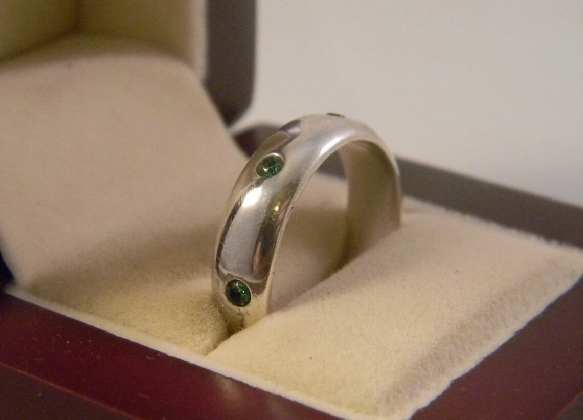 Solid Sterling Silver Band with vibrant Emerald Green Cubic | Etsy