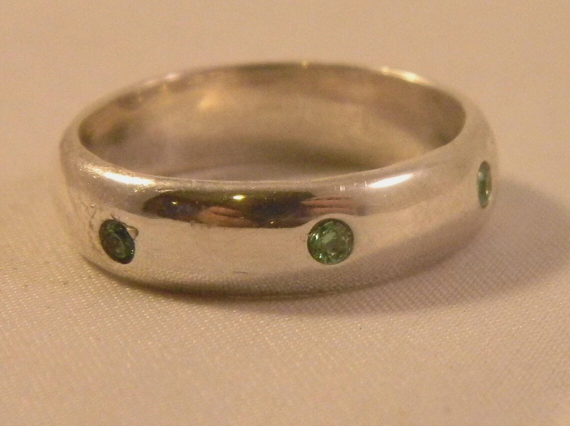 Solid Sterling Silver Band with vibrant Emerald Green Cubic | Etsy