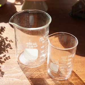 Science Glass / 2 Vintage Beakers From the 1940's 400 and 150ml / Pyrex ...