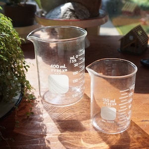 Science Glass / 2 Vintage Beakers From the 1940's 400 and 150ml / Pyrex ...