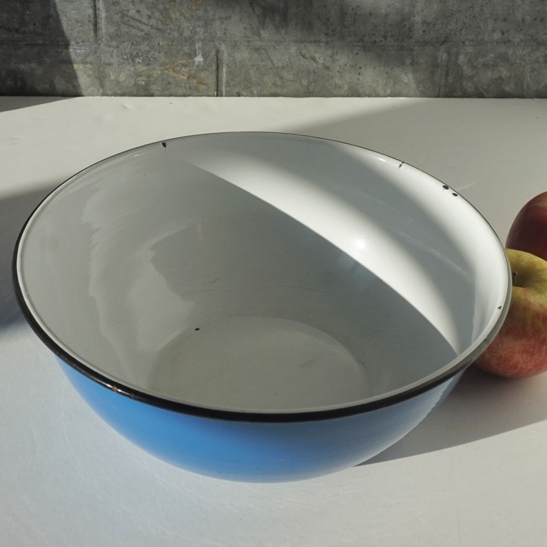 Vintage Enamelware / Medium Blue Bowl / Lightweight / Charming - Etsy