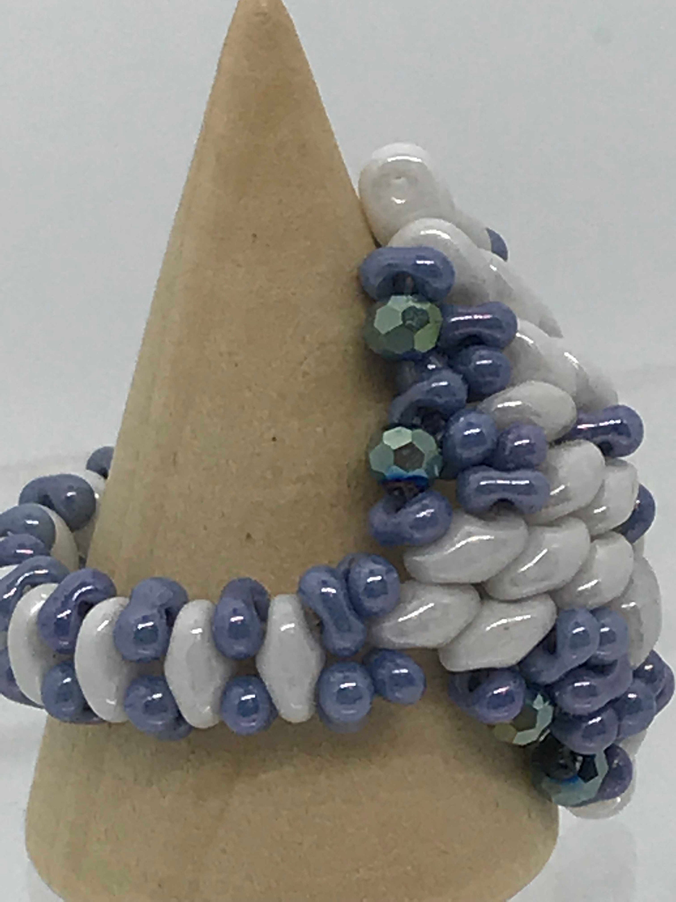 White Super Duo and Periwinkle Peanut Bead Ring - Etsy.de
