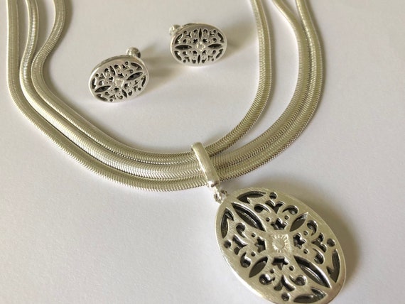 Silver Toned Metal Multistrand Chain with Filigree Pe… - Gem