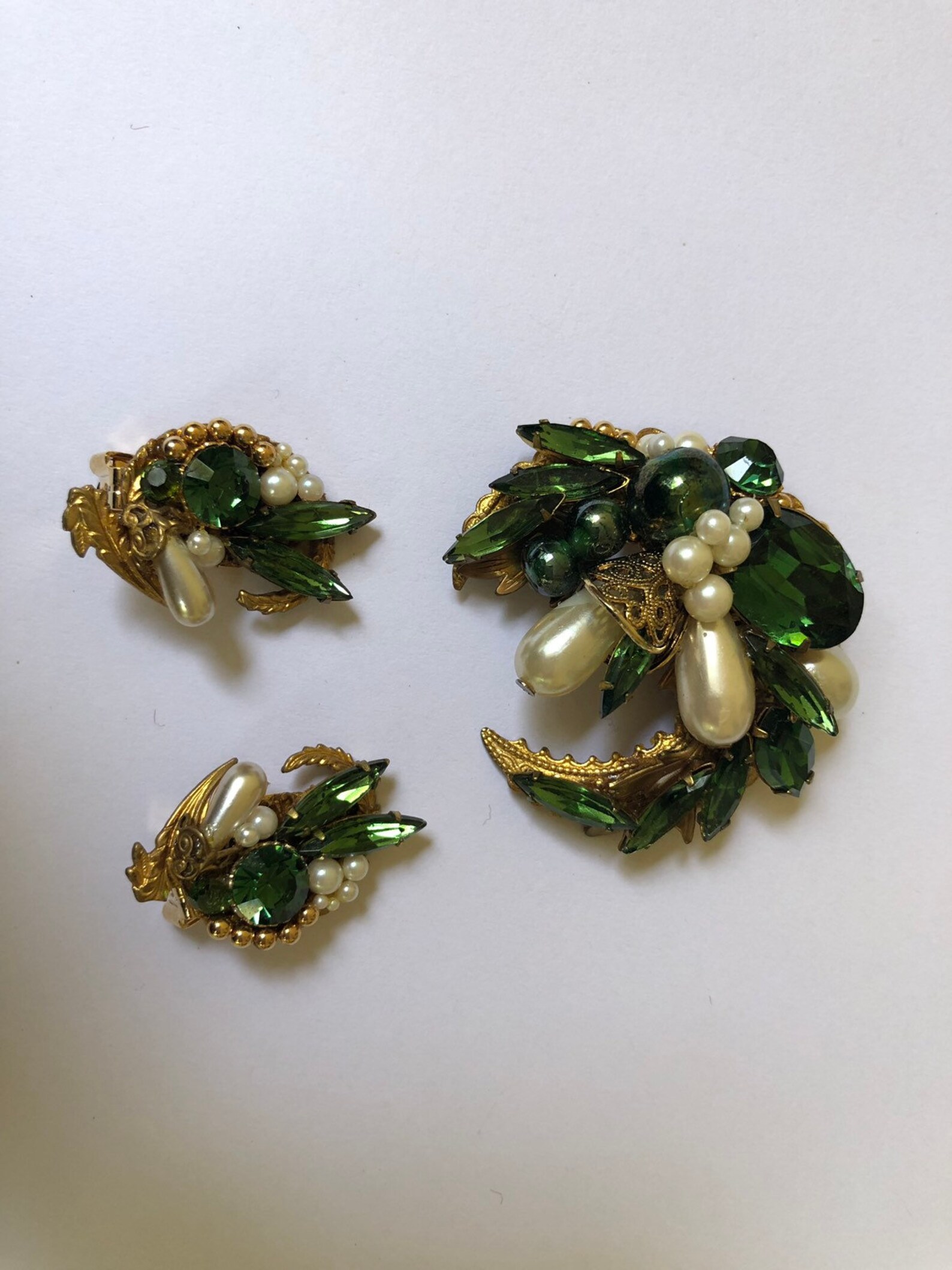 Emerald Jewelry Set With Green Colored Rhinestones and Pearlescent ...