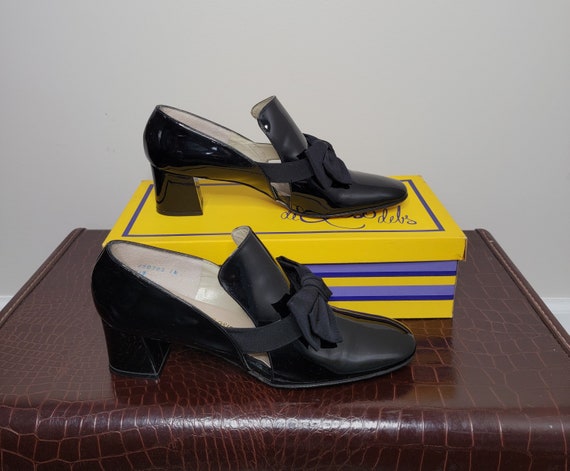 1970s DeLiso Debs Black Pumps Front Bow Heels with Or… - Gem