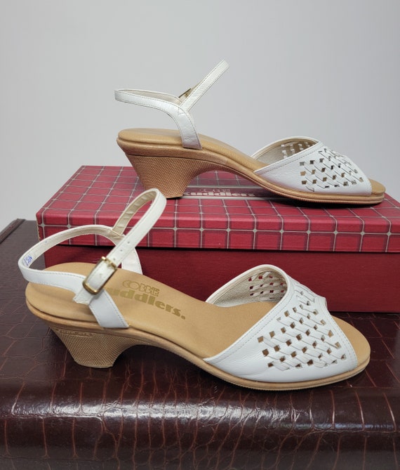Vintage Cobbie Cuddlers White Leather Sandals 8.5 Nar… - Gem