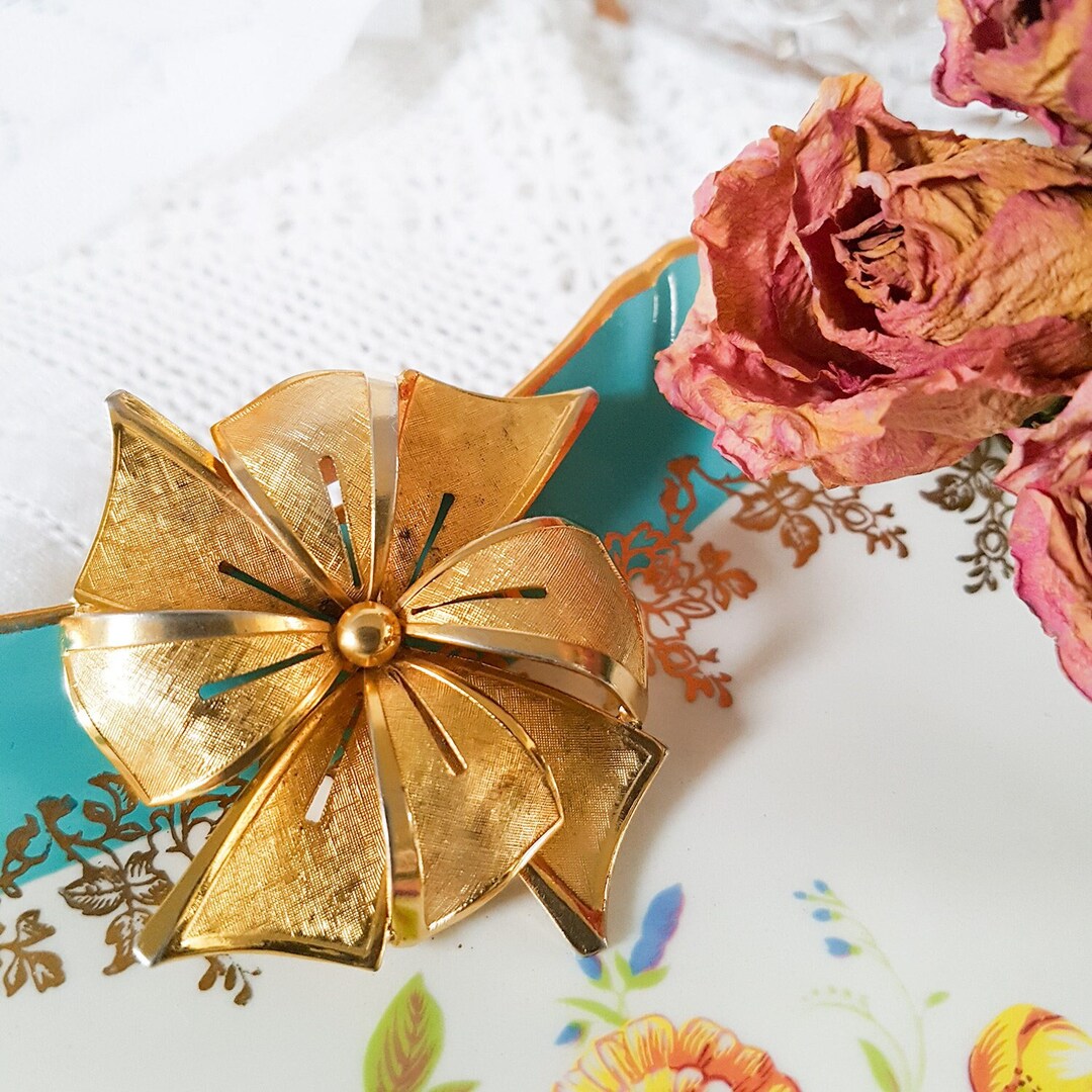 Vintage Large Flower Gold Tone Brooch, Light Mid Century Brooch ...