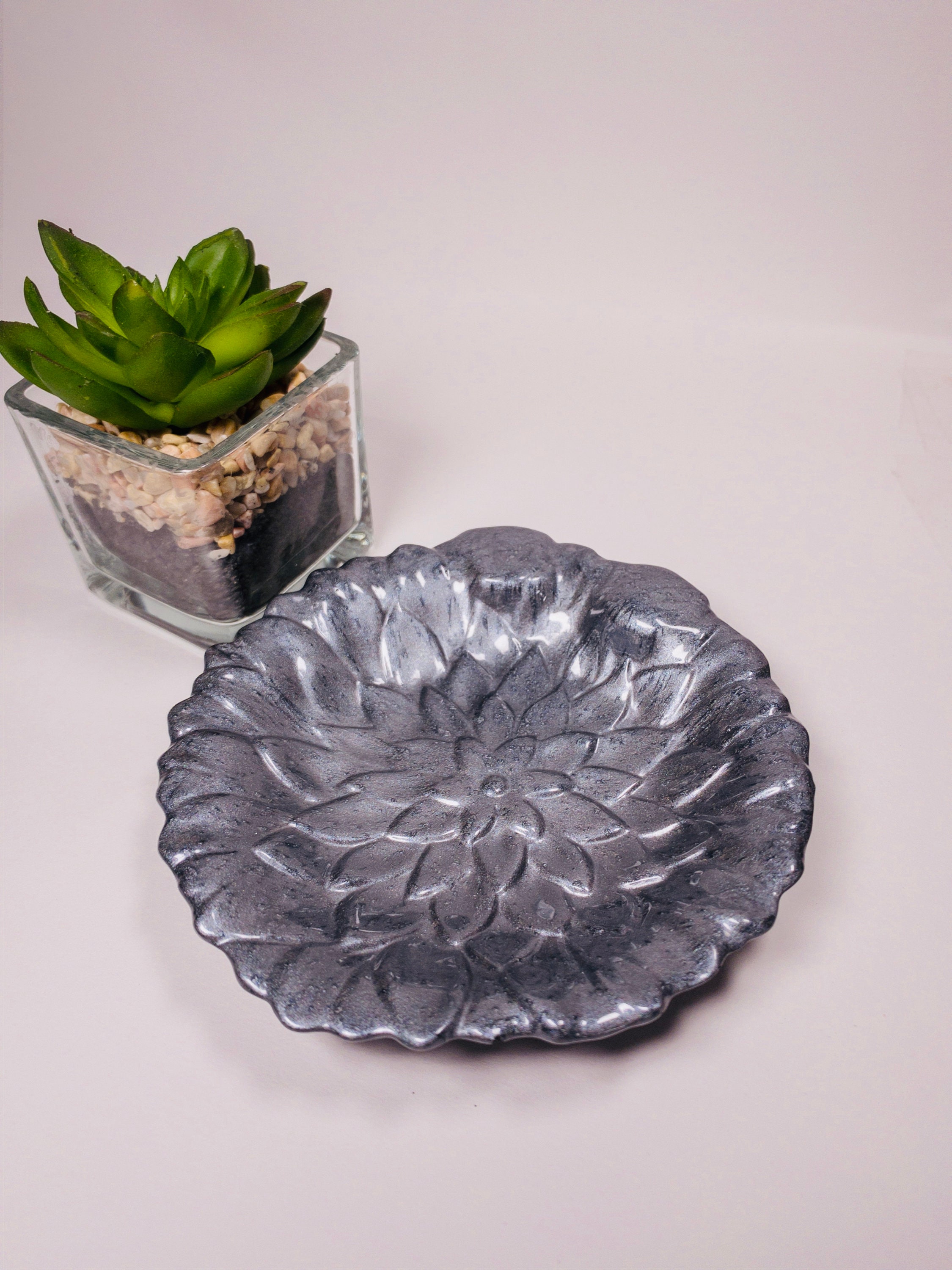 Plato en forma de flor de resina plateada - Etsy España