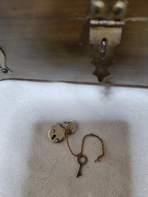 Vintage locking wooden jewelry box with metal overlays - Gem