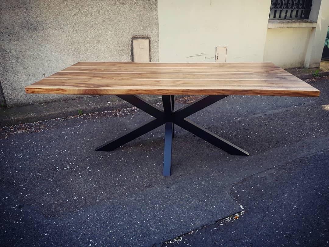 Table Noyer Massif Live Edge sur Pietement Central Étoile acier sur mesure - Etsy France