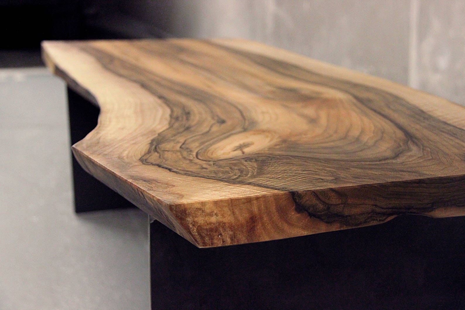 Table Basse Noyer Massif Live edge sur Plaques d'Acier sur mesure - Etsy France