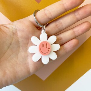 Daisy Smiley Face Mini Keychain, Retro Smiley Flower Keychain, Cute ...