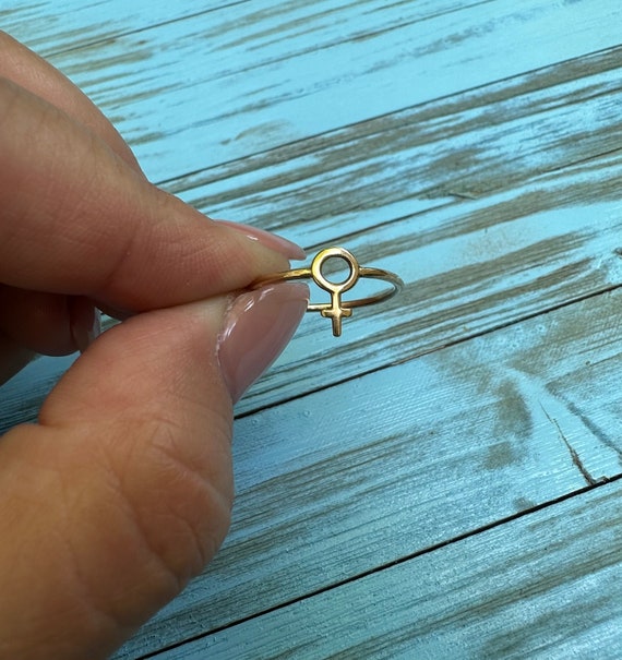 14k Female Symbol Ring - Gem