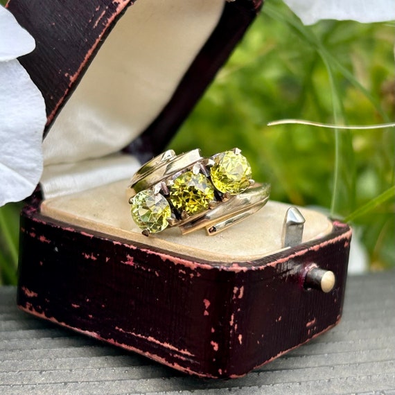 Vintage synth chartreuse sapphire - Gem