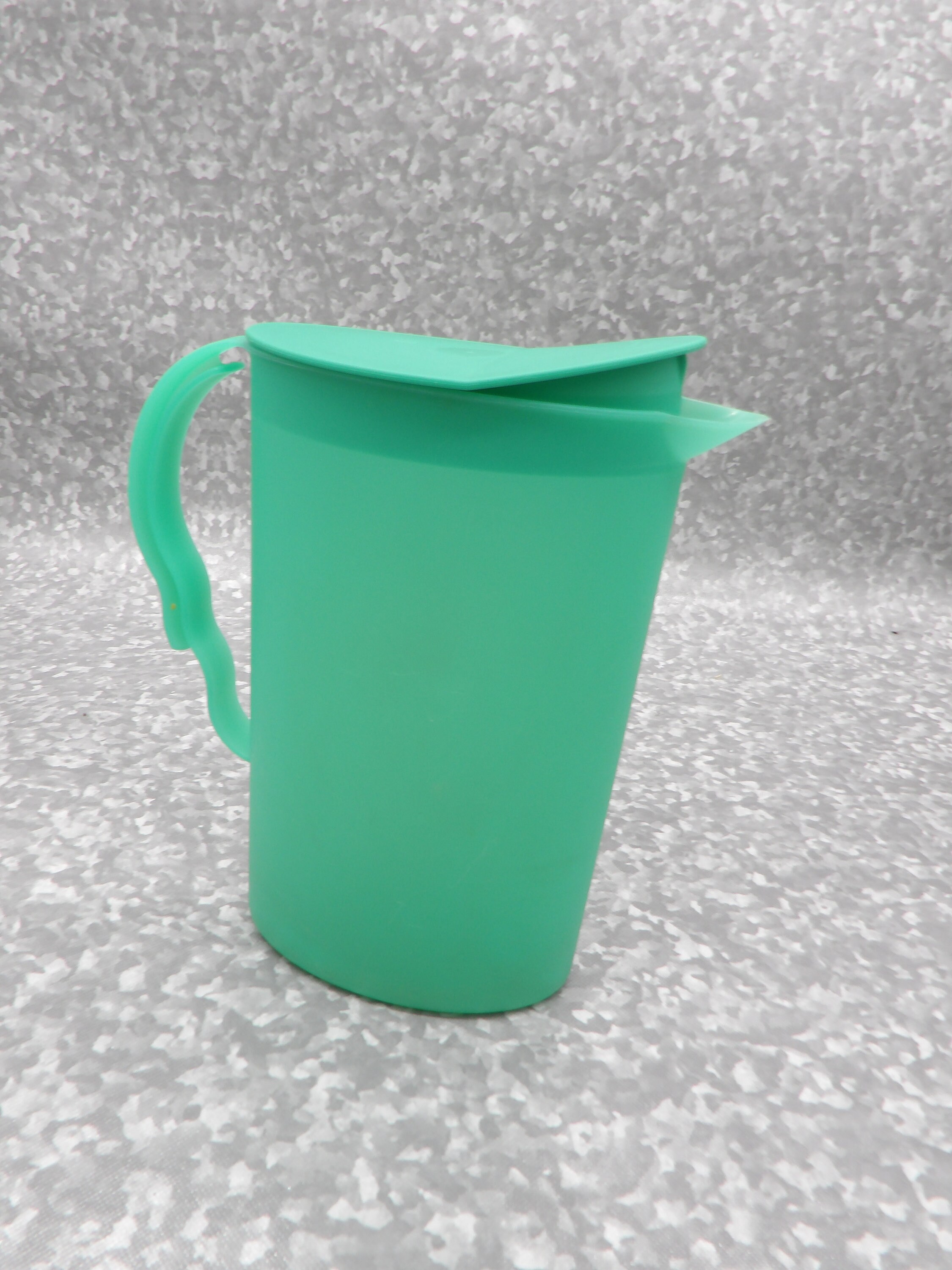 Tupperware pitcher GREEN Drinkware Drink & Barware Kitchen & Dining ...