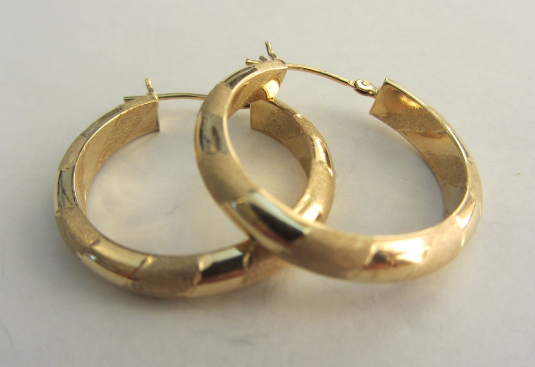 14k Solid Gold Oroamerica Polished and Textured Hinged Wire Closure ...