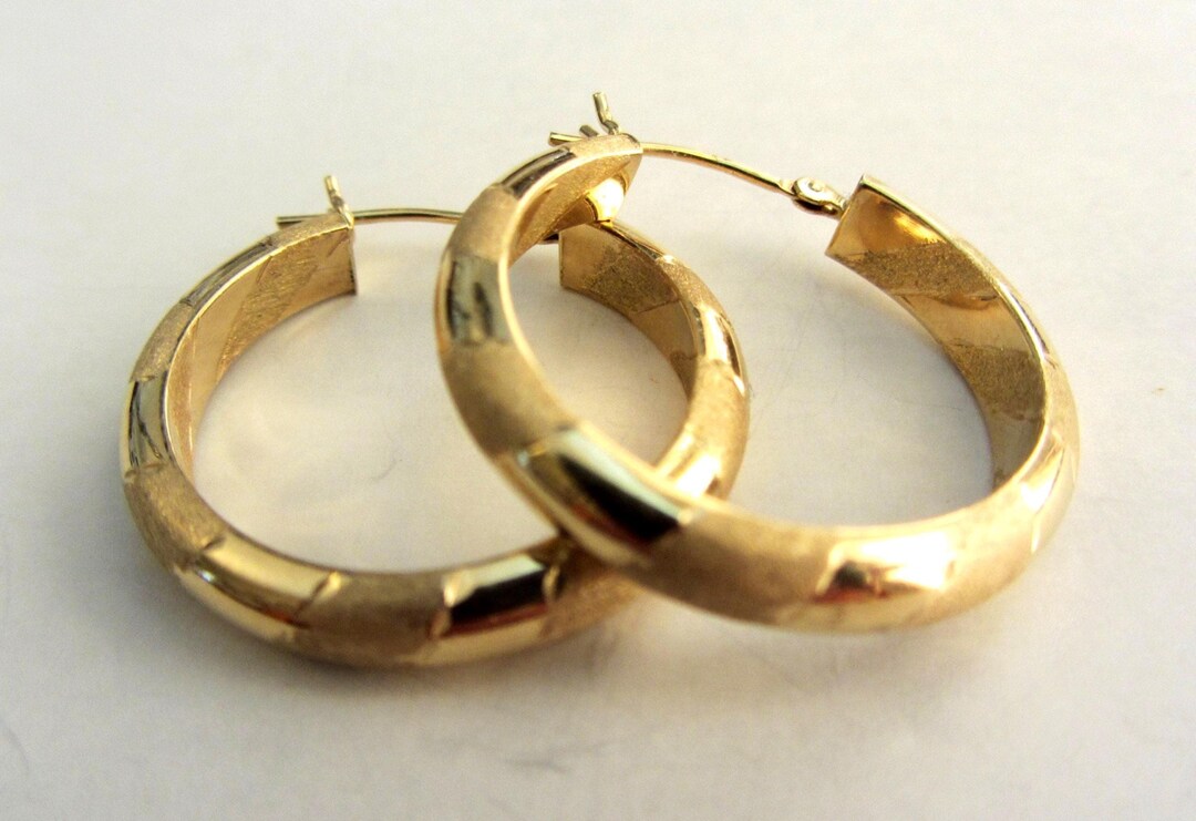 14k Solid Gold Oroamerica Polished and Textured Hinged Wire Closure ...