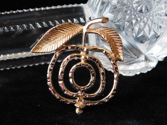 Signed Sarah Coventry Apple Head Flower Pin Brooch Go… - Gem