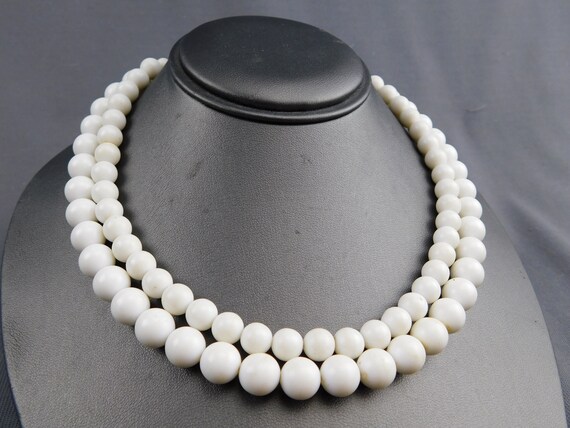 Double Strand of Graduated White Beads Unsigned Vinta… - Gem