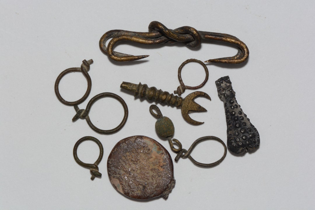 A Collection of Post Medieval Mudlark Finds Dress Fasteners Pin Ties ...