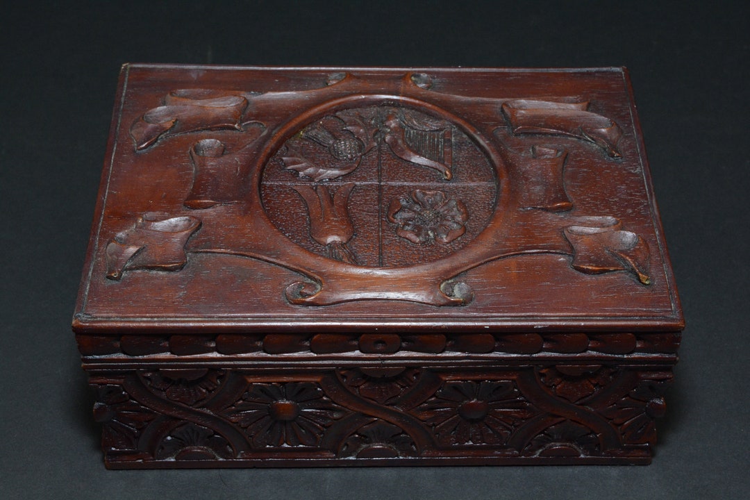 Vintage Box With Emblems of United Kingdom - Etsy
