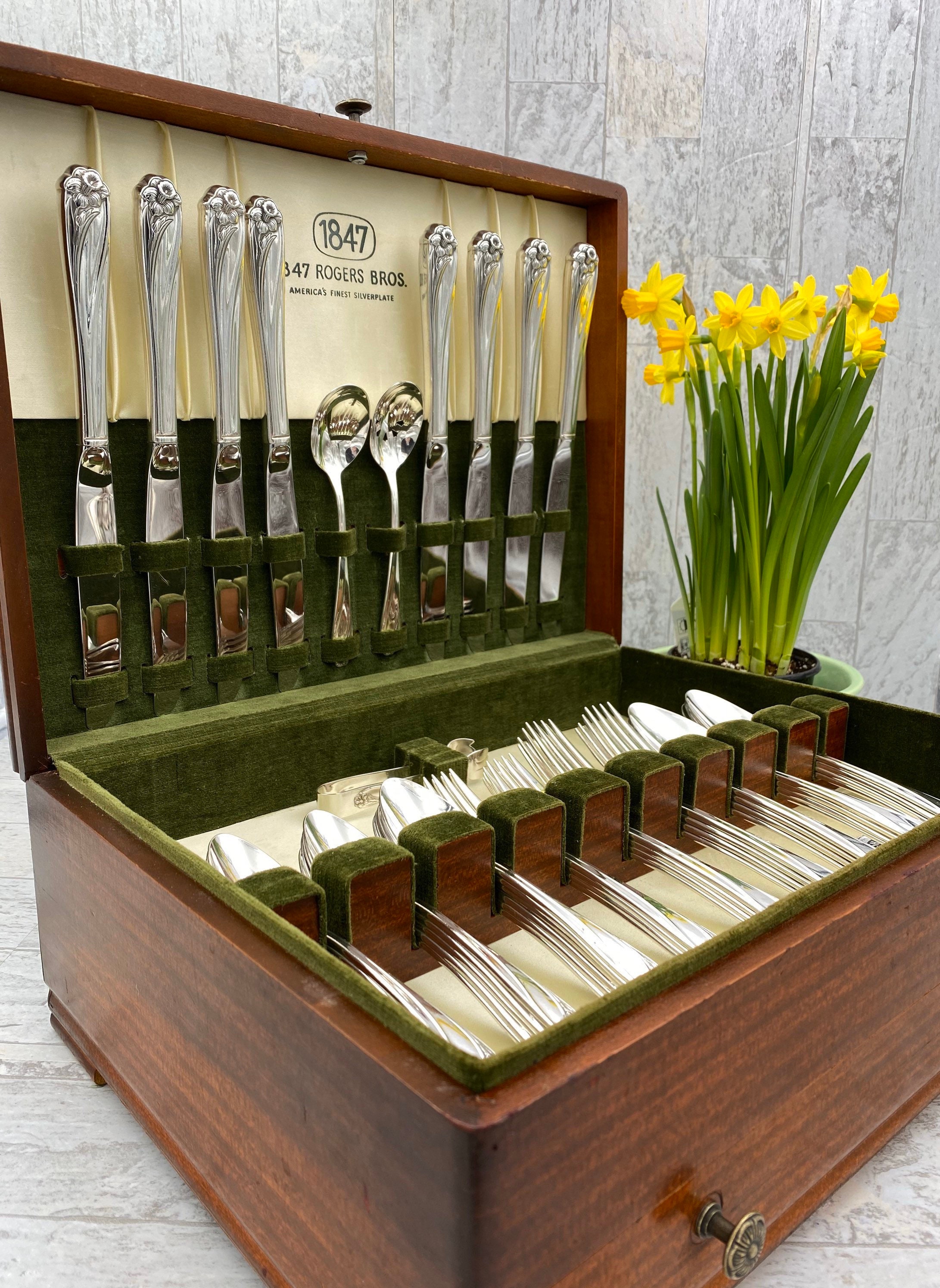 Vintage Daffodil Flatware Set in Silverware Chest, Rogers Bros, Service ...
