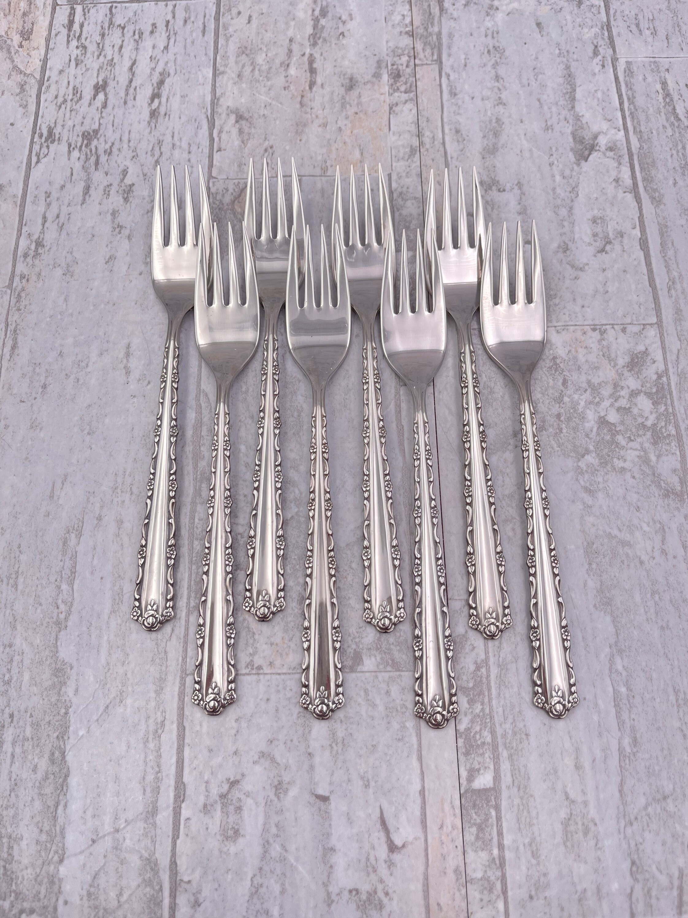 Oneida Cherie Deluxe Stainless Flatware set, Service for 8 in Storage ...
