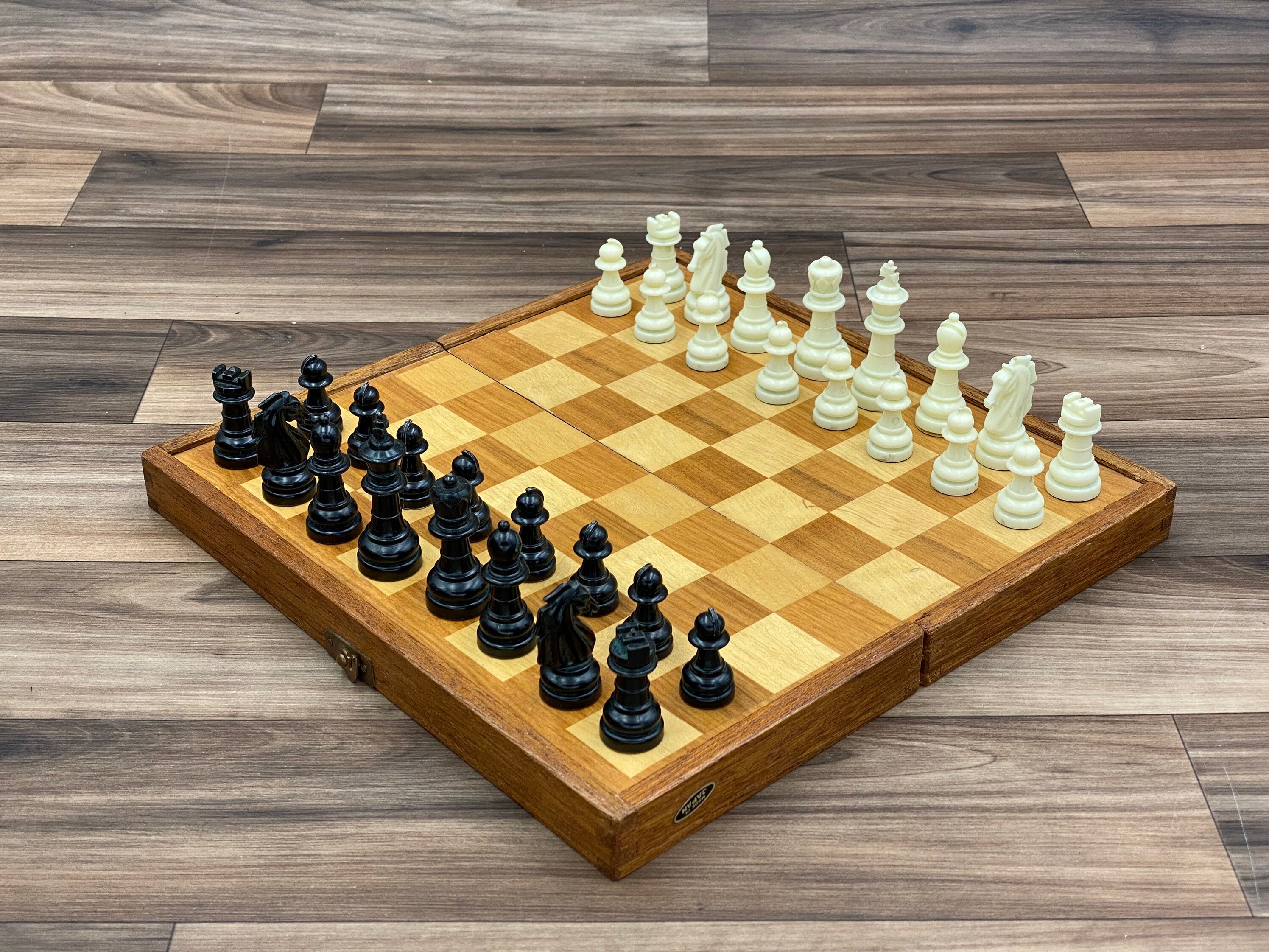 Vintage Magnetic Travel Chess Set Folding Wood Case Board And Plastic Vintage Magnetic Travel Chess Set Folding Wood Case Board And Plastic