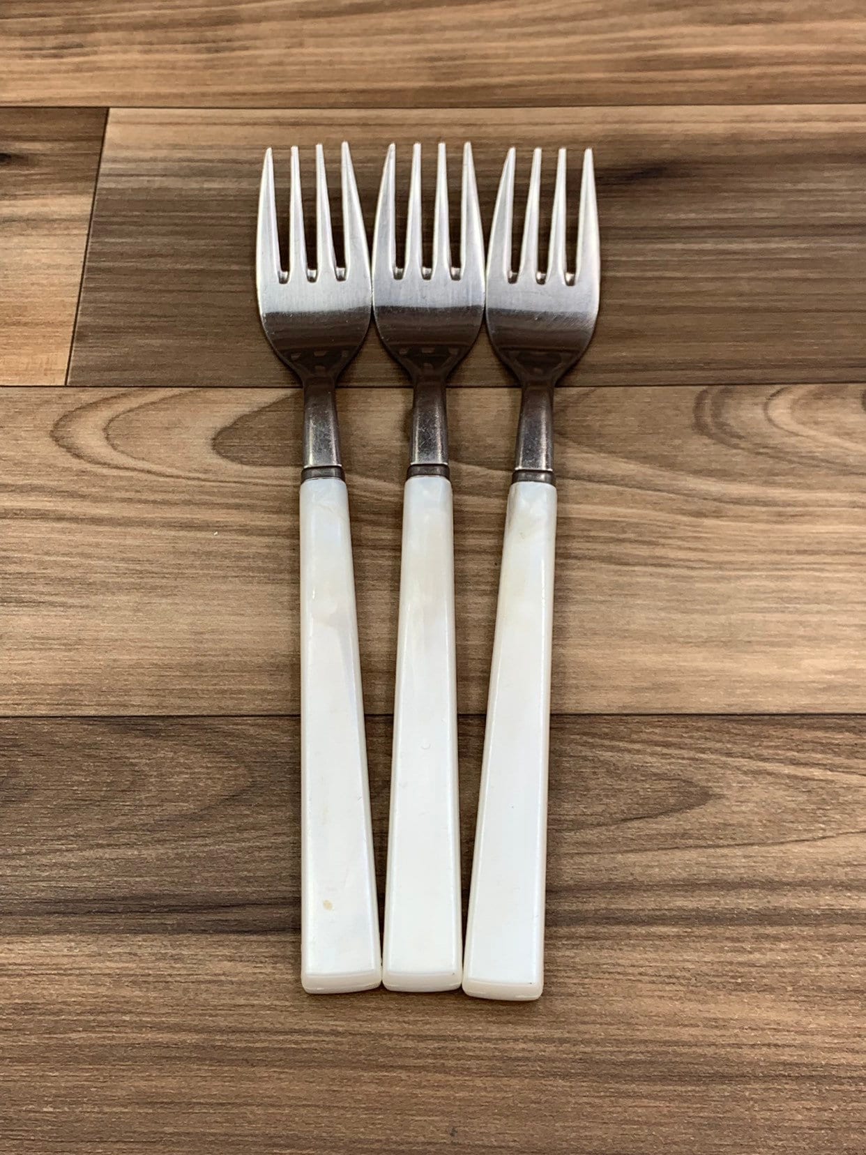 Anacapa Stainless Flatware set with White Plastic Handles, Rustic Cabin ...