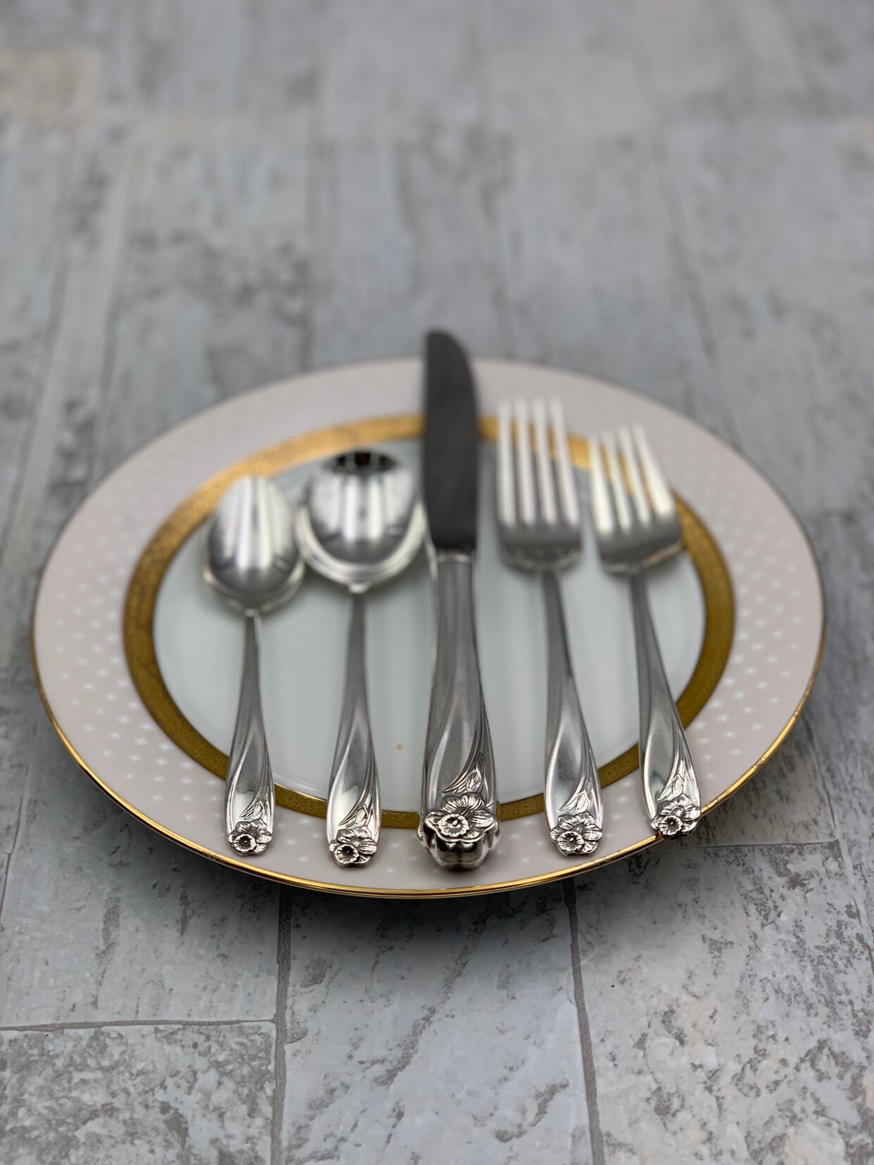 Vintage Daffodil Silverware Set in Silverware Chest, Rogers Bros ...