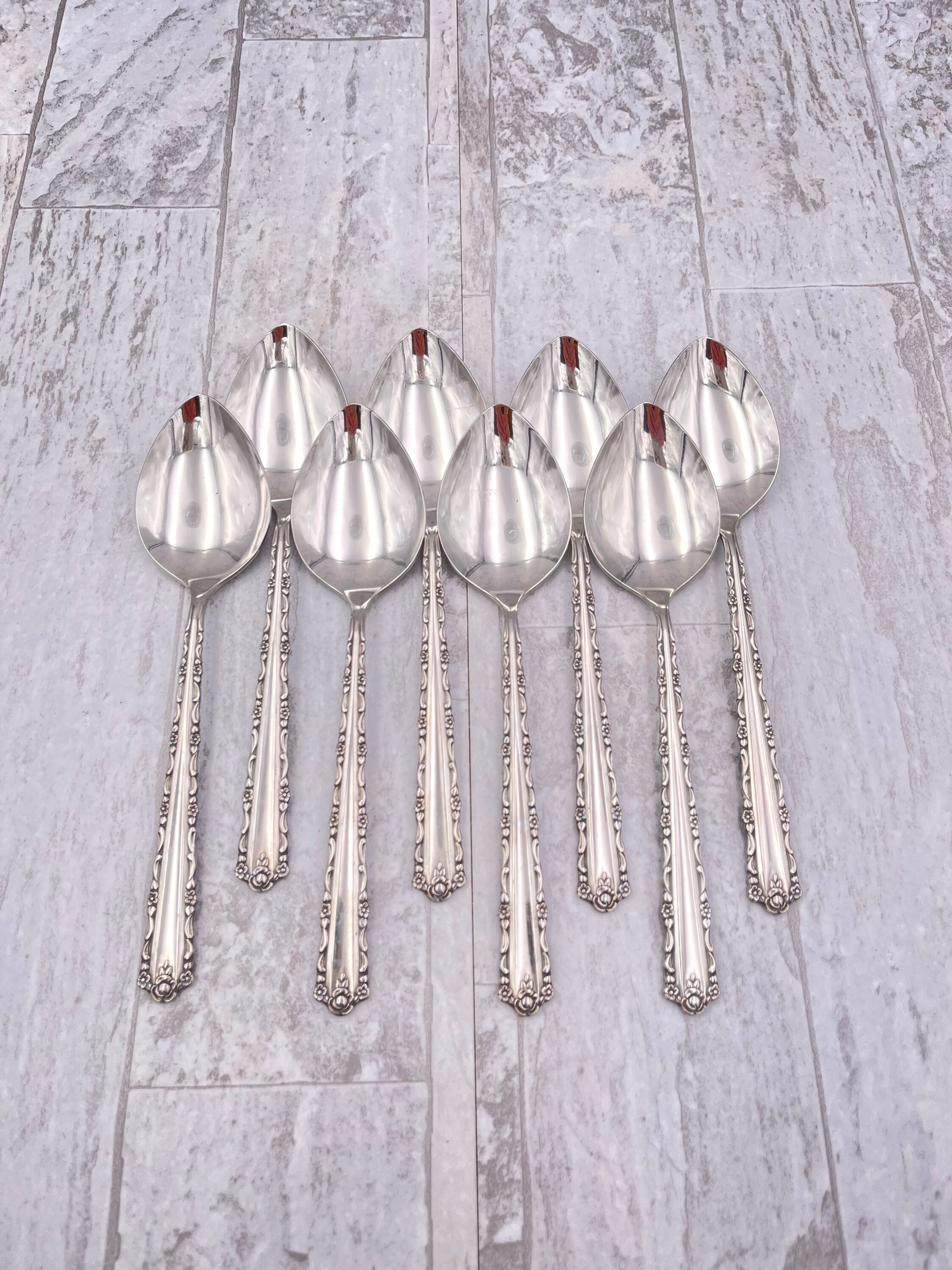 Oneida Cherie Deluxe Stainless Flatware set, Service for 8 in Storage ...