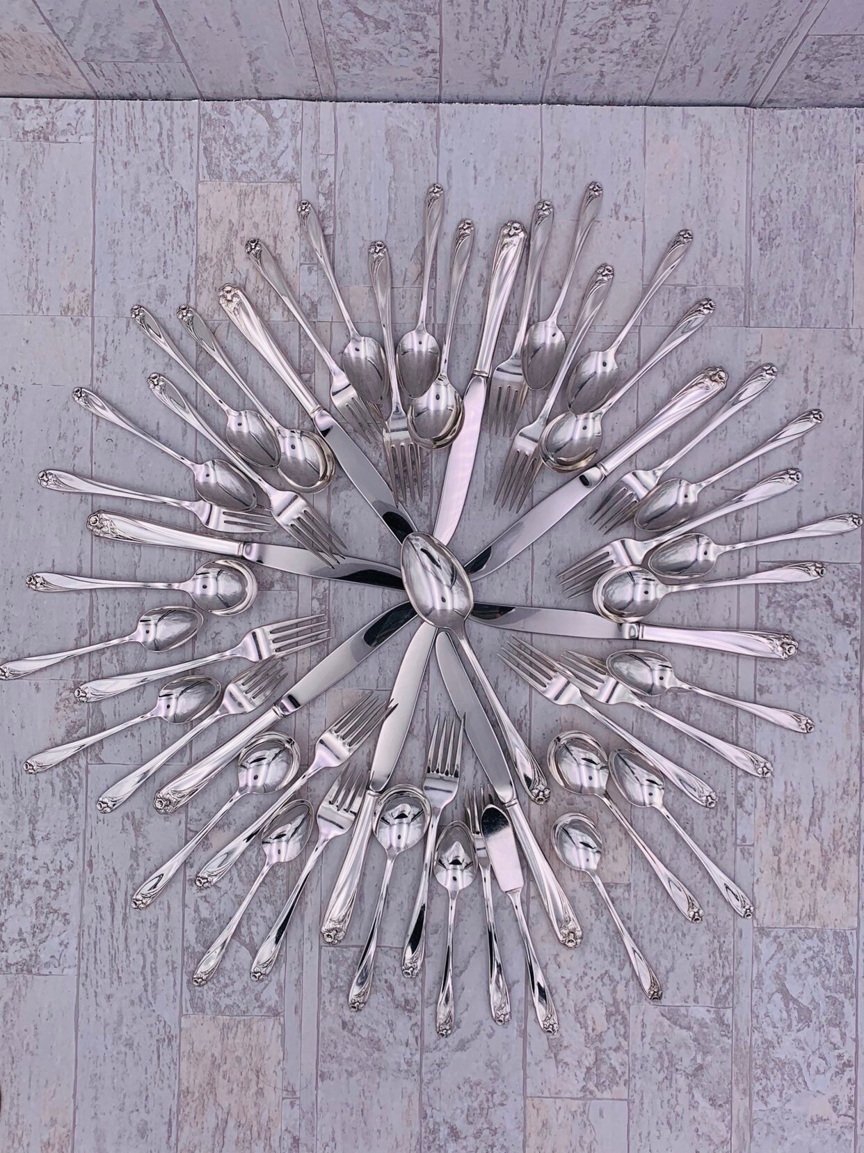 Vintage Daffodil Silverware Set in Silverware Chest, Rogers Bros ...