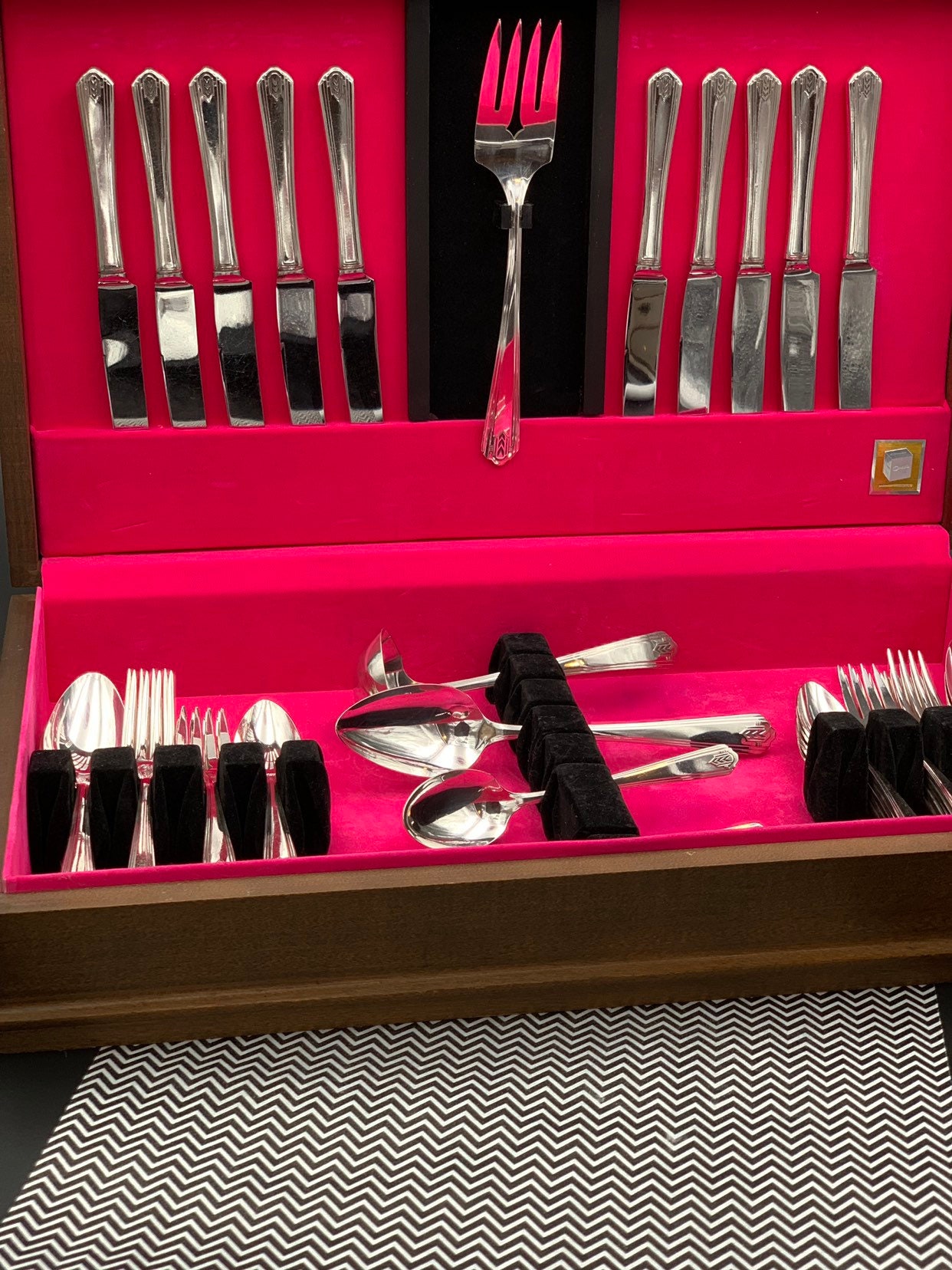 Vintage Rogers Chevron Silverware Set with Silverware chest Large ...