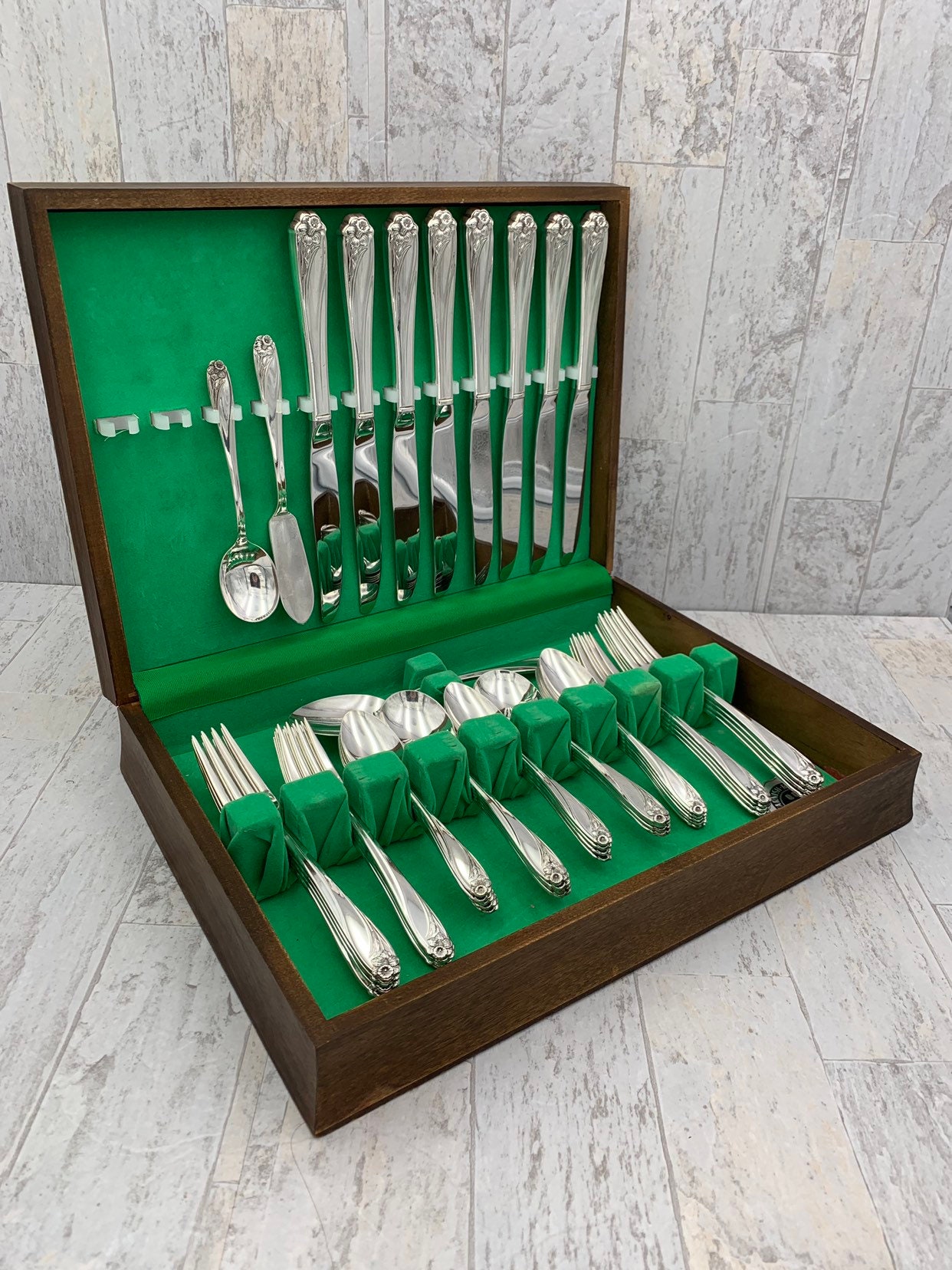 Vintage Daffodil Silverware Set in Silverware Chest, Rogers Bros ...