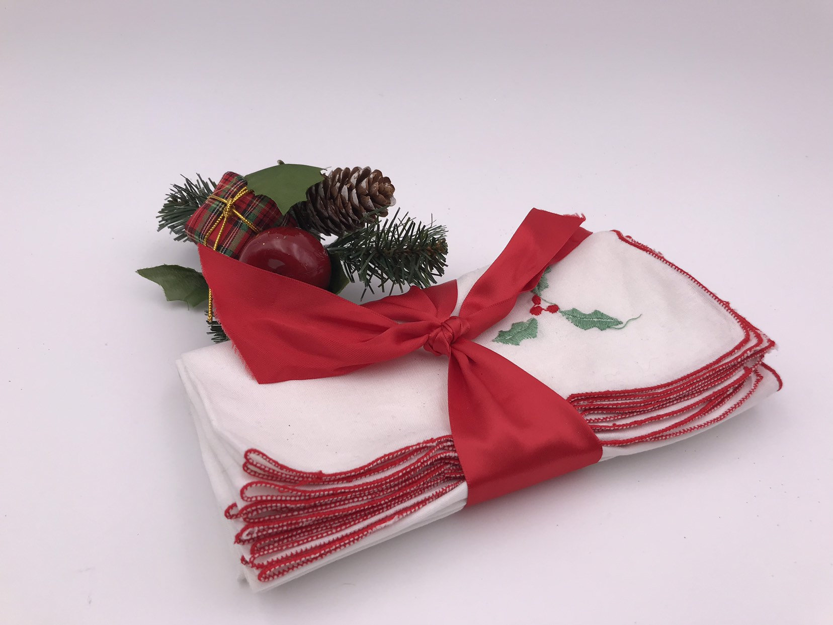 Christmas Cloth Napkins, 6 Vintage Holly cloth napkins red edging ... Christmas Cloth Napkins, 6 Vintage Holly cloth napkins red edging ...