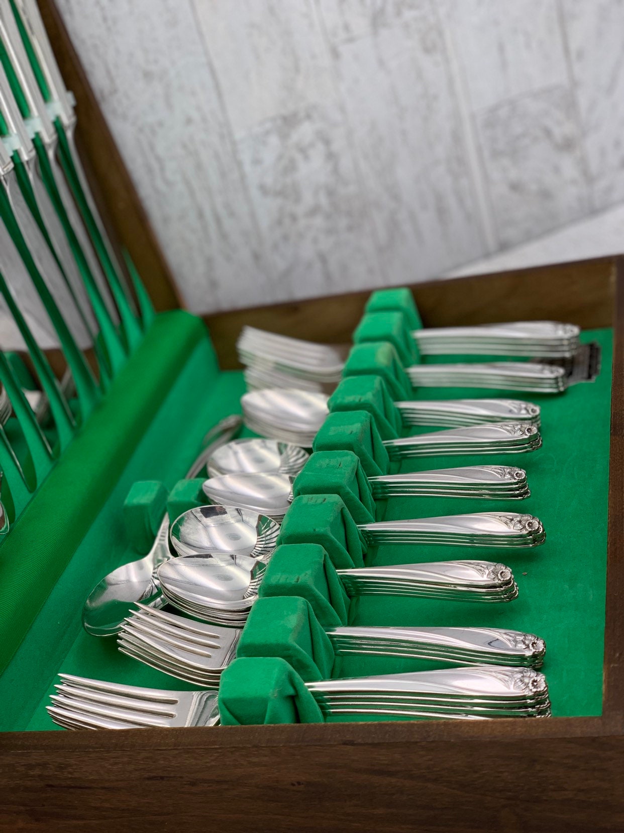 Vintage Daffodil Silverware Set in Silverware Chest, Rogers Bros ...