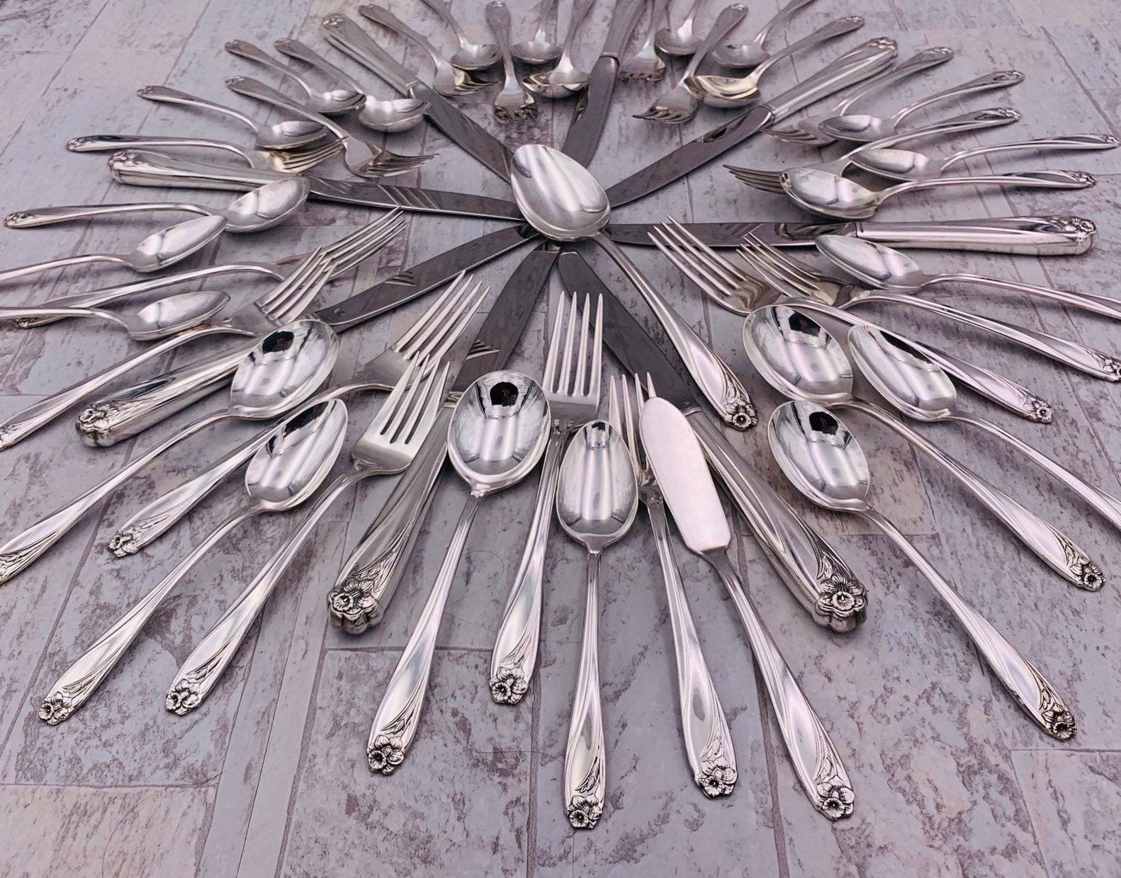 Vintage Daffodil Silverware Set in Silverware Chest, Rogers Bros ...